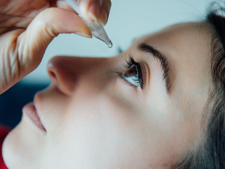 Castor Oil for Dry Eyes: Benefits, How to Use, Precautions