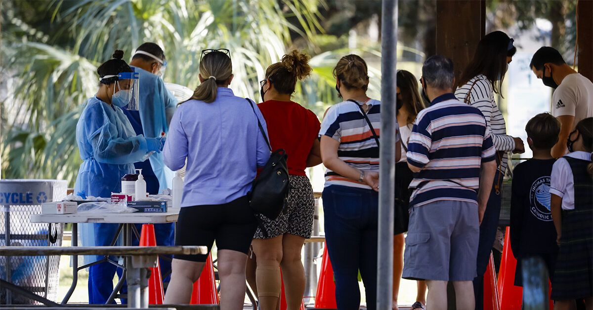 Here's When You Should Take a PCR or a Rapid Antigen Test