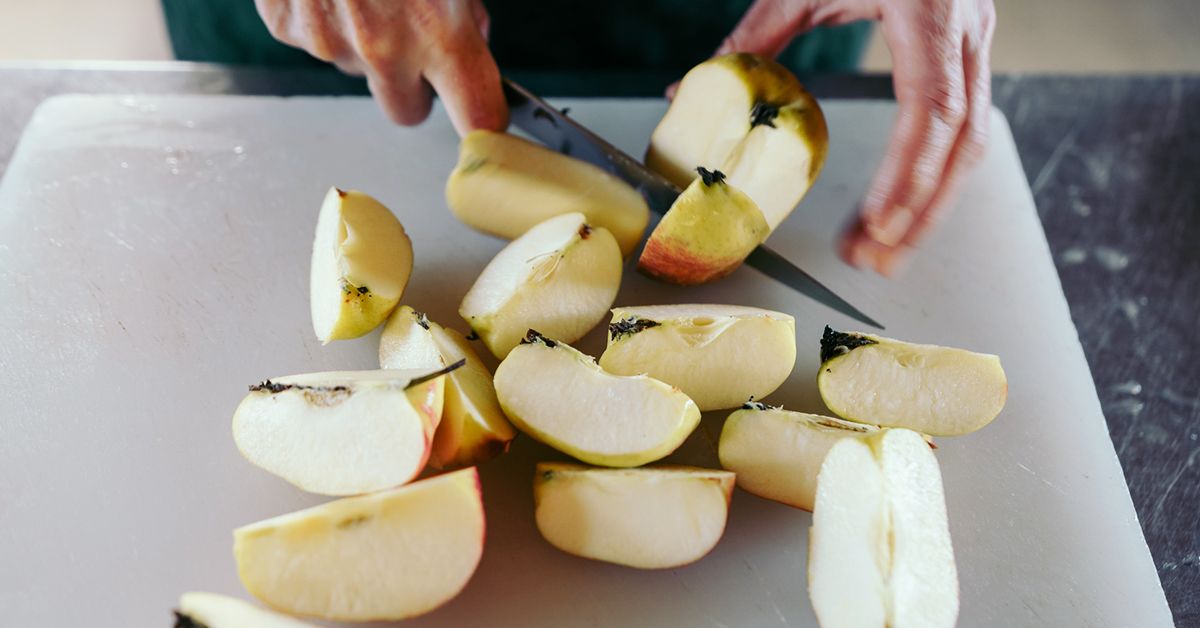 How to Peel An Apple: A Quick and Easy Guide