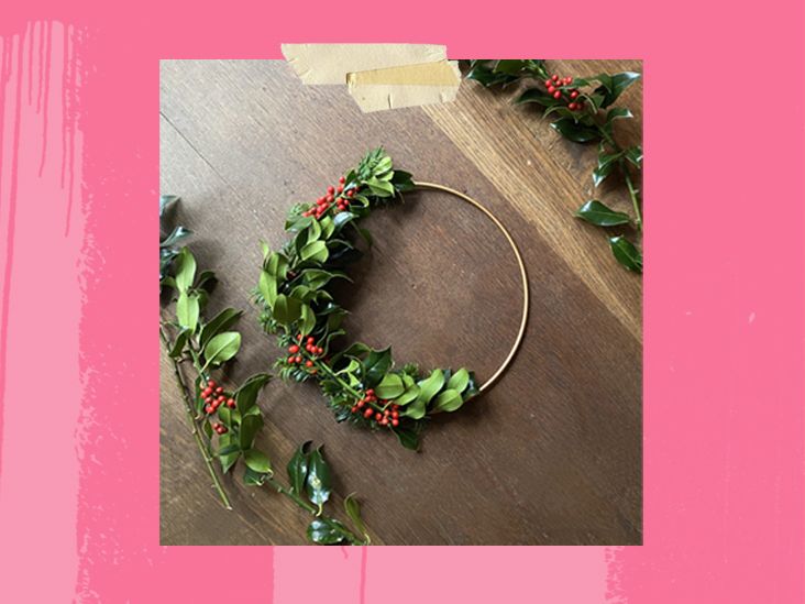 How to Make a Decorative Seasonal Wreathe for the Holidays