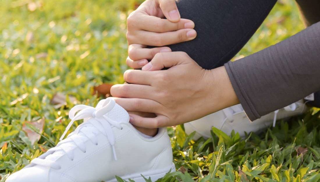 Sprain vs. strain: Symptoms, causes, and treatment