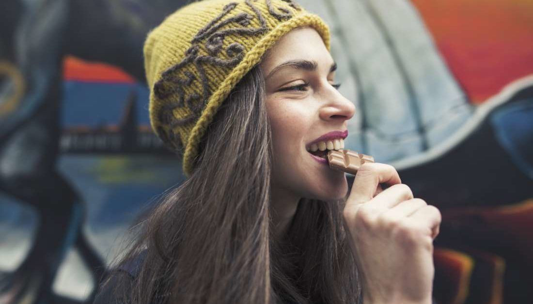 Can people with diabetes eat sweets, chocolate, or sugary foods?