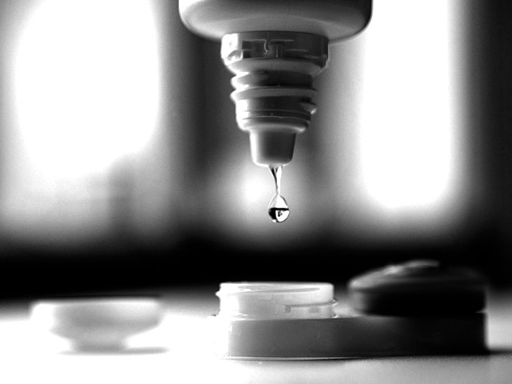 Dry eyes from contacts: Causes and treatments