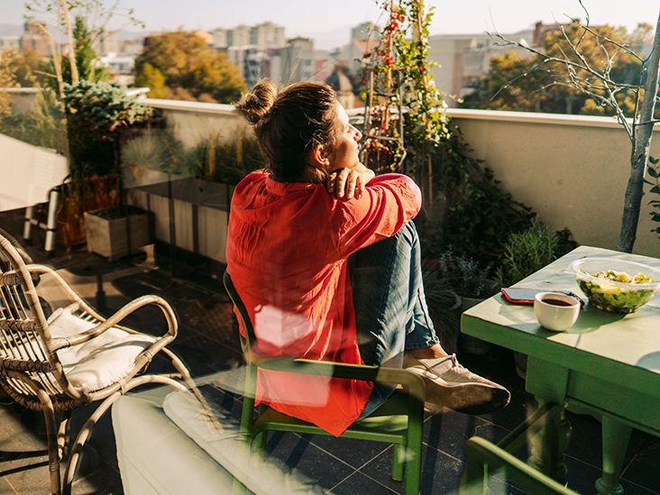 Early signs of lupus in females: What to expect and more