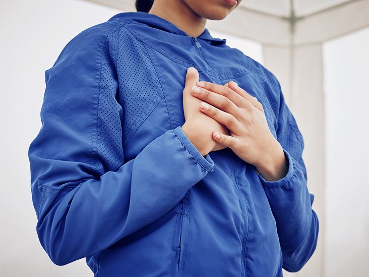 Chest pain that comes and goes: Causes and symptoms
