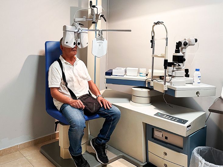 What causes retinal tears? Risk factors and FAQ