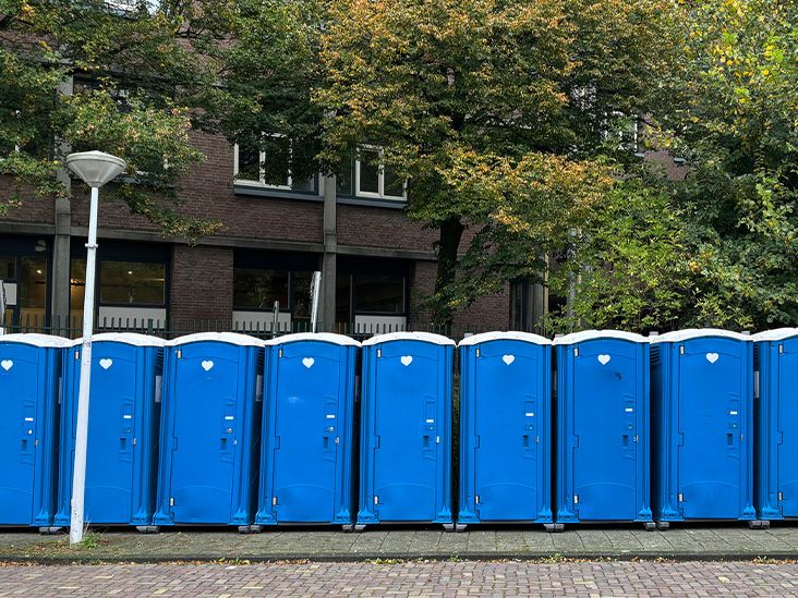 How much feces can the body hold?