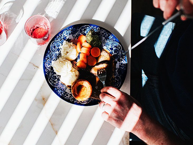 Why do I feel tired after eating? Causes and prevention