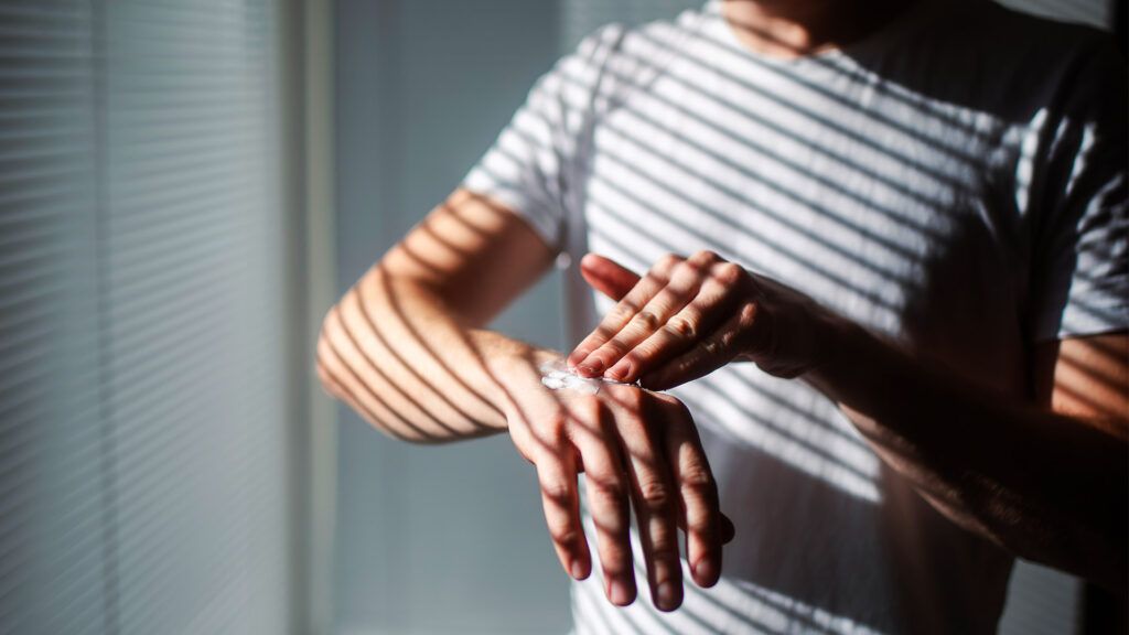 Pimple on the hand: Causes and treatment