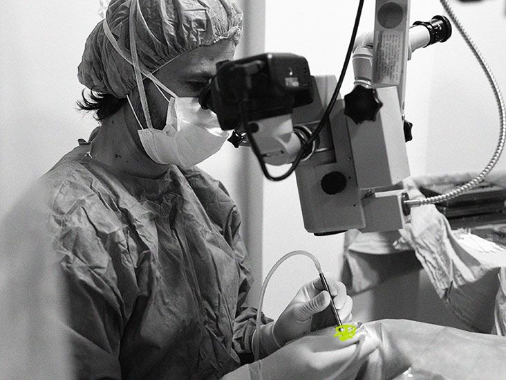 Can an intraocular lens (IOL) be removed and replaced?