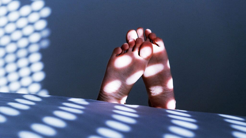 What causes red spots on the feet? Other symptoms and treatment