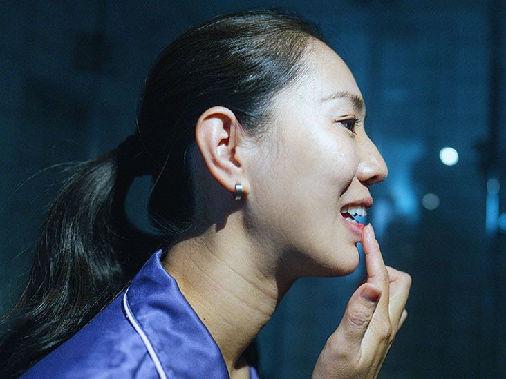 Dark lips: Causes and 5 natural remedies