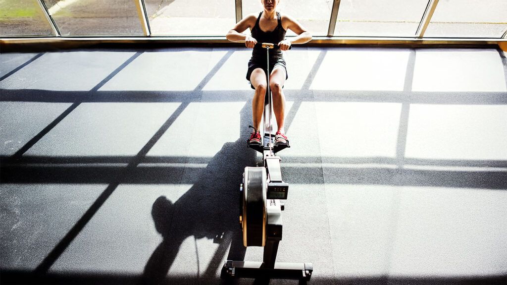 Health benefits and form tips for using a rowing machine