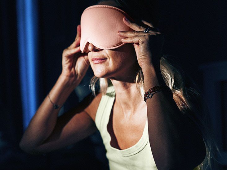 Eye masks for dry eyes: Types, safety, and video