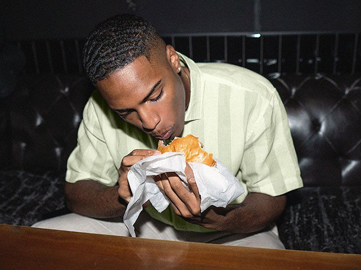 Why does my nose run when I eat? Symptoms and treatment